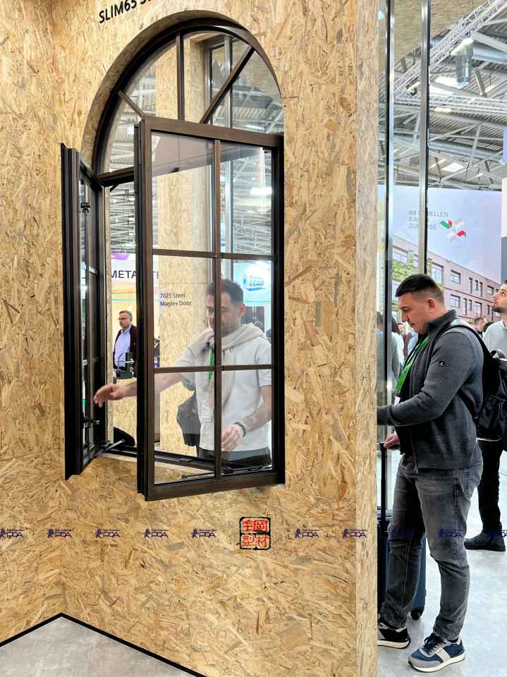 Slim Retro Window Steals the Show at PDA’s BAU 2025 Booth